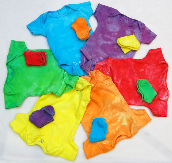 Tutorial for My Easy, Go-To Baby Shower Gift: A Rainbow Of Dyed Onesies ...